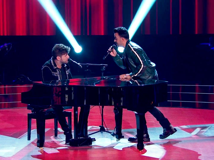 Luis Fonsi canta 'No me doy por vencido' con Pablo López al piano, en ...