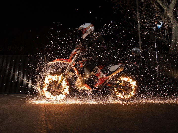 Motos en llamas, así ha sido la peligrosa exhibición de 'El Hormiguero 3.0'
