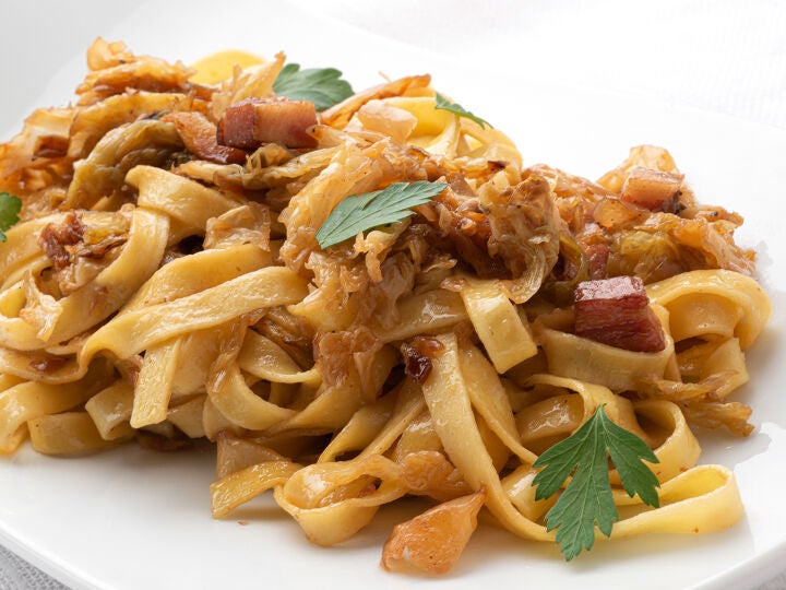 Berza salteada con tallarines y croquetas de txistorra