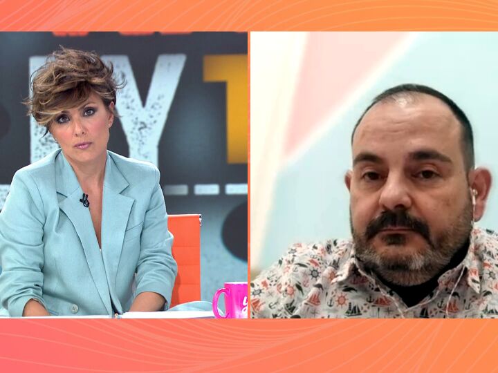 Juanjo, la mujer militar transgénero, se cambia en el vestuario con los chicos