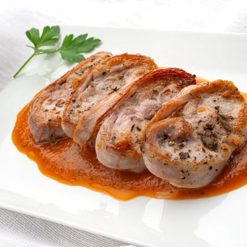 Medallones de carne de conejo con salsa de tomate asado