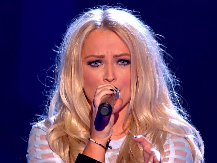 Stephanie Webber hace que los cuatro coaches se giren y luchen por ella